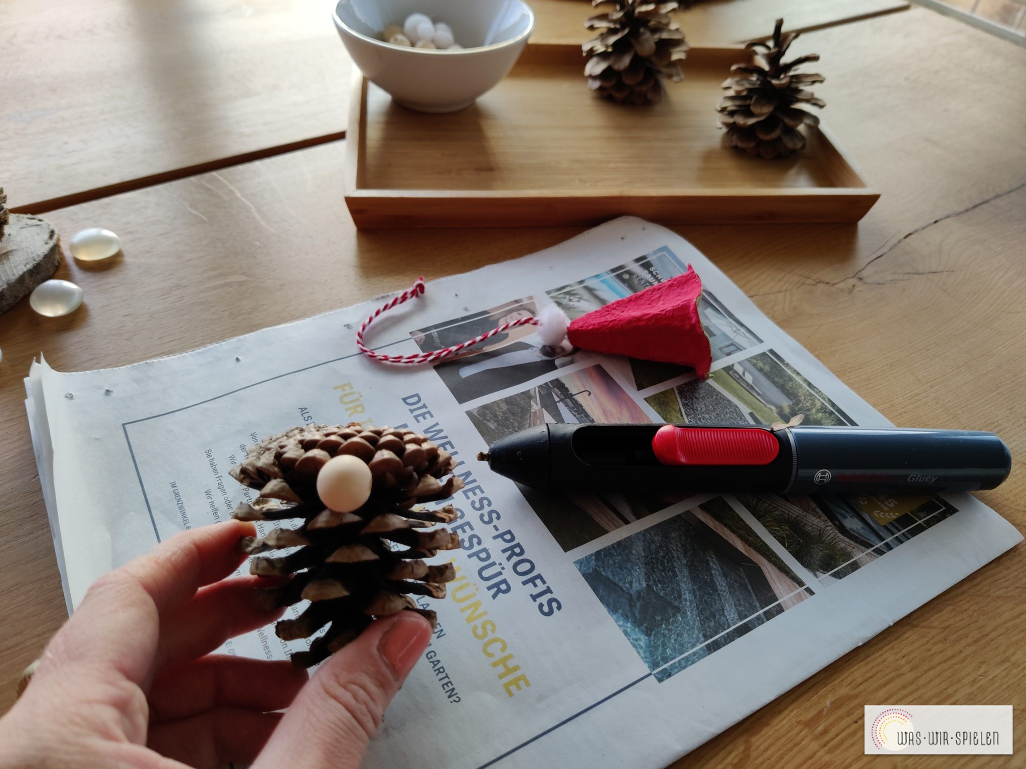 Herzige Weihnachtswichtel aus Zapfen und Eierkarton - waswirspielen.com