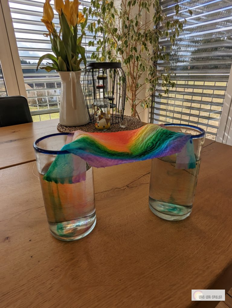 Der wachsende Regenbogen - Experiment für Kinder - waswirspielen.com Der wachsende Regenbogen - Experiment für Kinder - waswirspielen.com