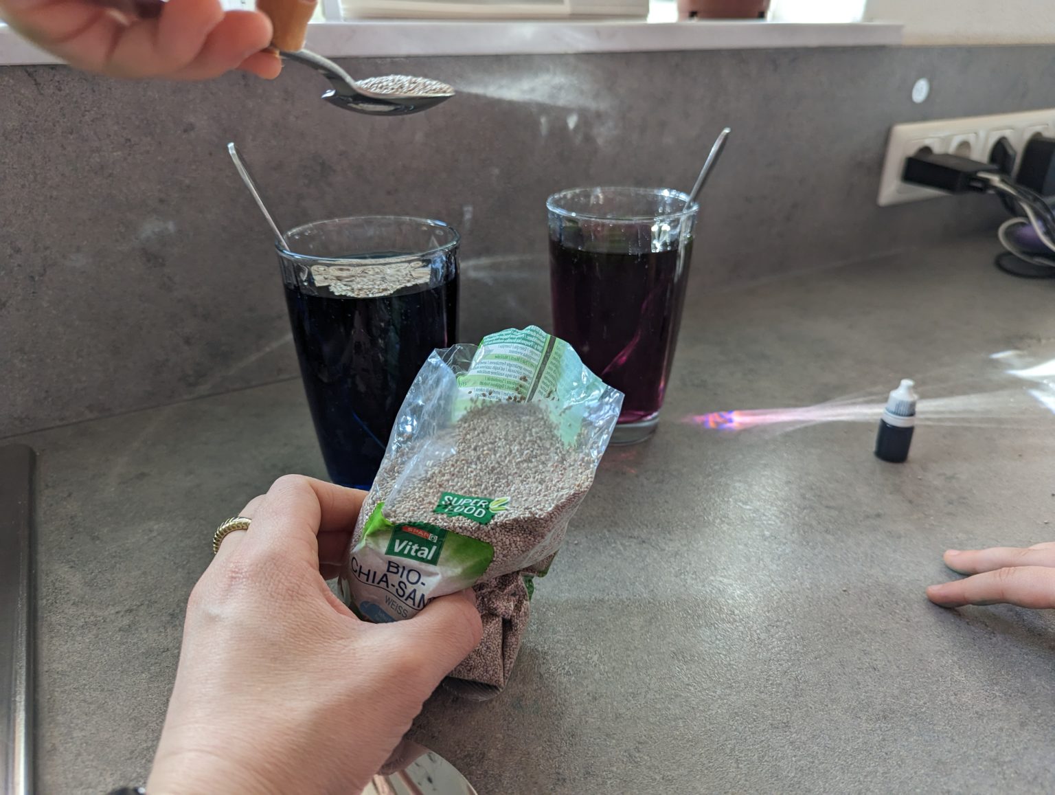 Chia Slime - ungiftiger Glibber aus zwei Zutaten - waswirspielen.com