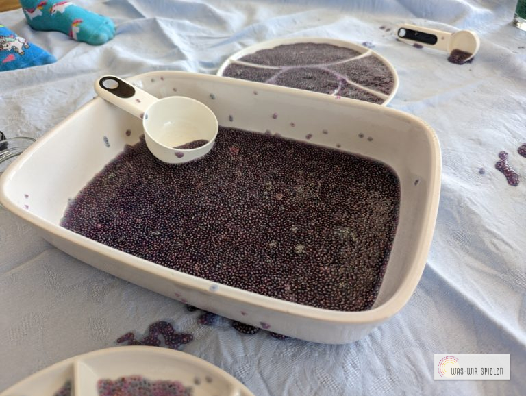 Chia Slime - ungiftiger Glibber aus zwei Zutaten - waswirspielen.com