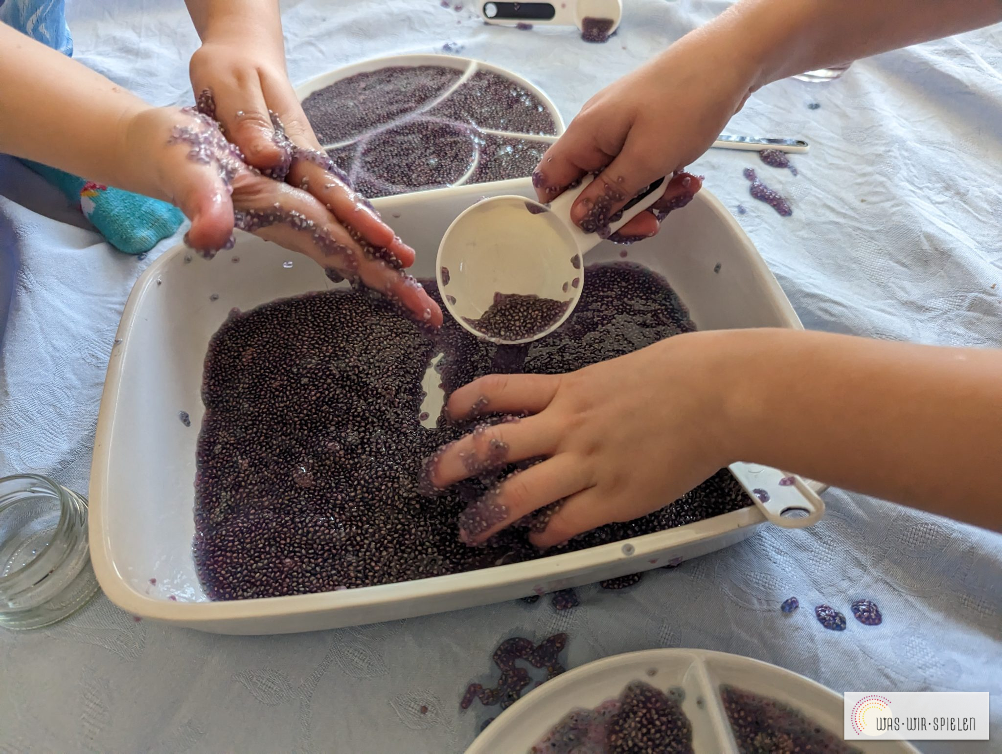 Chia Slime - ungiftiger Glibber aus zwei Zutaten - waswirspielen.com